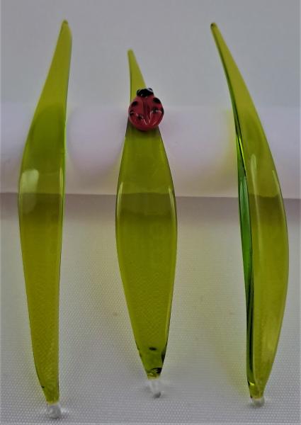 Glasvogelwelt - Schneeglöckchen mit Blätter und Vase, lila